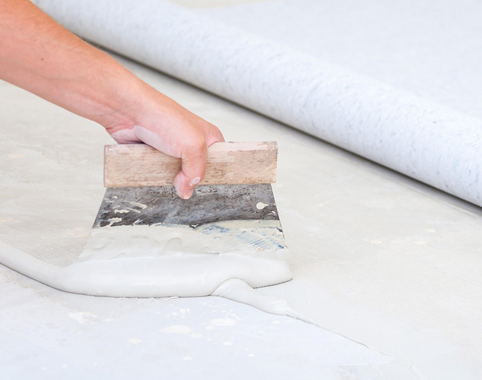 Linoleum verlegen: Tipps und Verlegearten | POCO